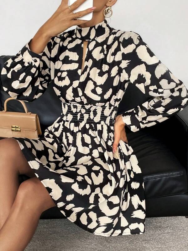 Rochie Scurta Tarmo Neagra cu Print Alb - Iuliashop